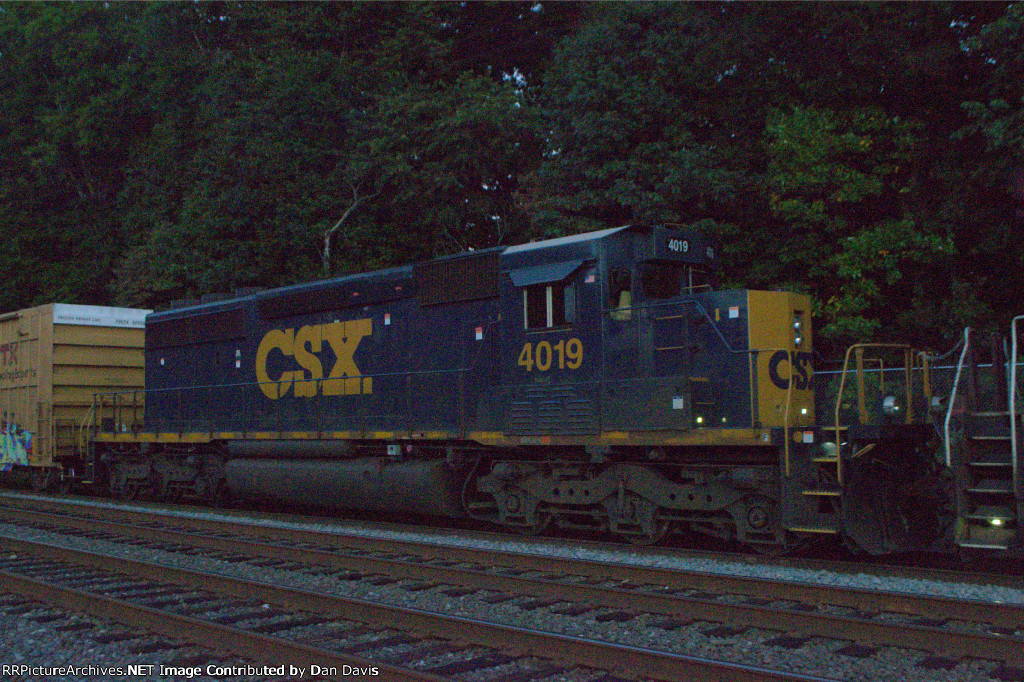 CSX SD40-3 4019 trails on Q301-20